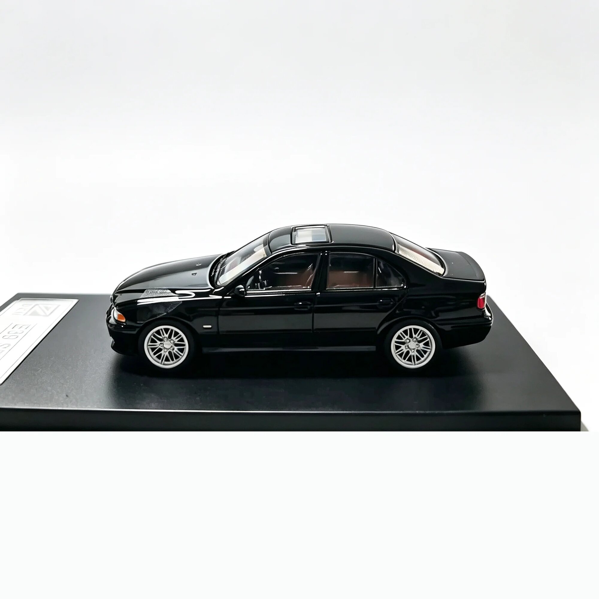 Модель BMW M5 E39 1:64 Welly, черный