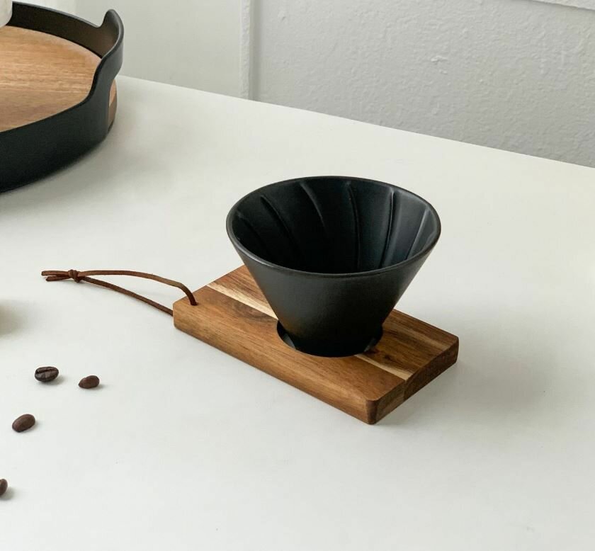 Воронка для заваривания кофе V60 DAENERO, выполнена из качественной керамики с деревянной подставкой-держателем, фильтр, дриппер, пуровер, идеально подходит для эстетичной кофейни