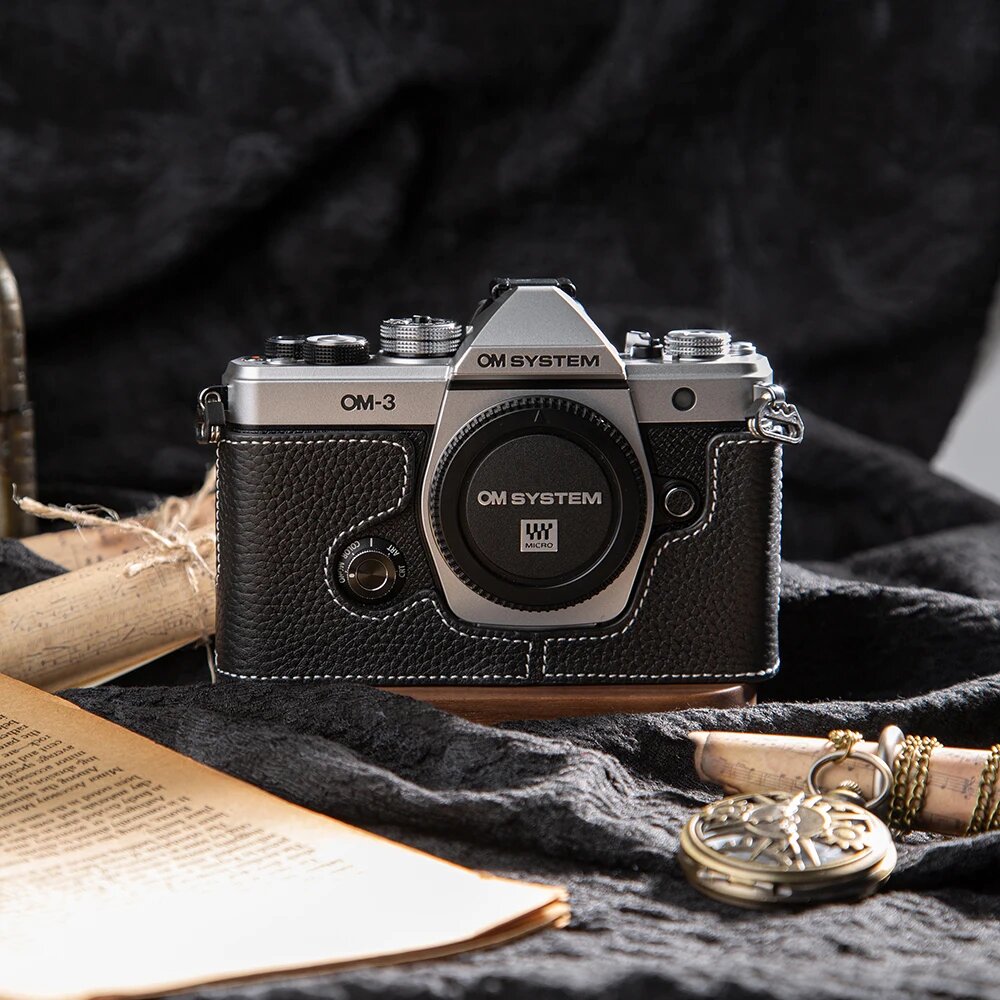 Камера Olympus OM-3 в кожаном чехле Black White Line Bag