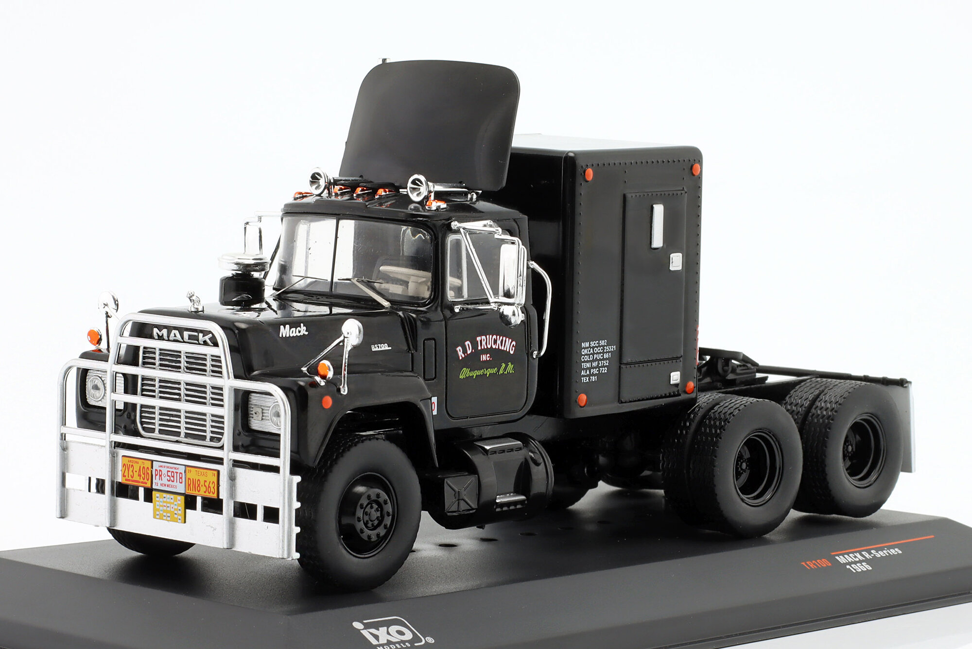 Модель коллекционная IXO Mack r-series со спальником (из к/ф "конвой") 1978 black