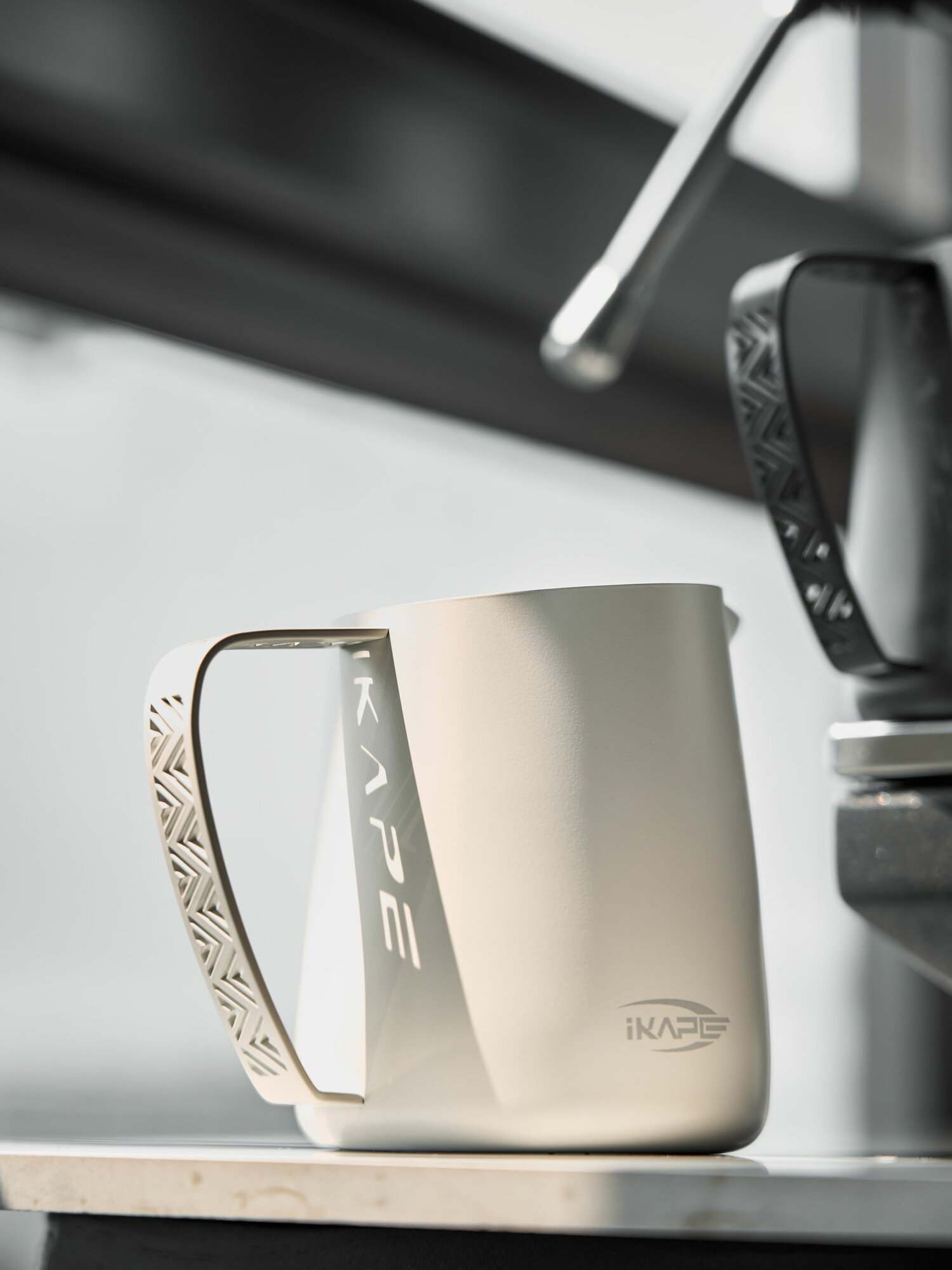 Питчер для молока, молочник IKAPE V4 Milk Pitcher Hollowed-out Handle, 430 мл, белый