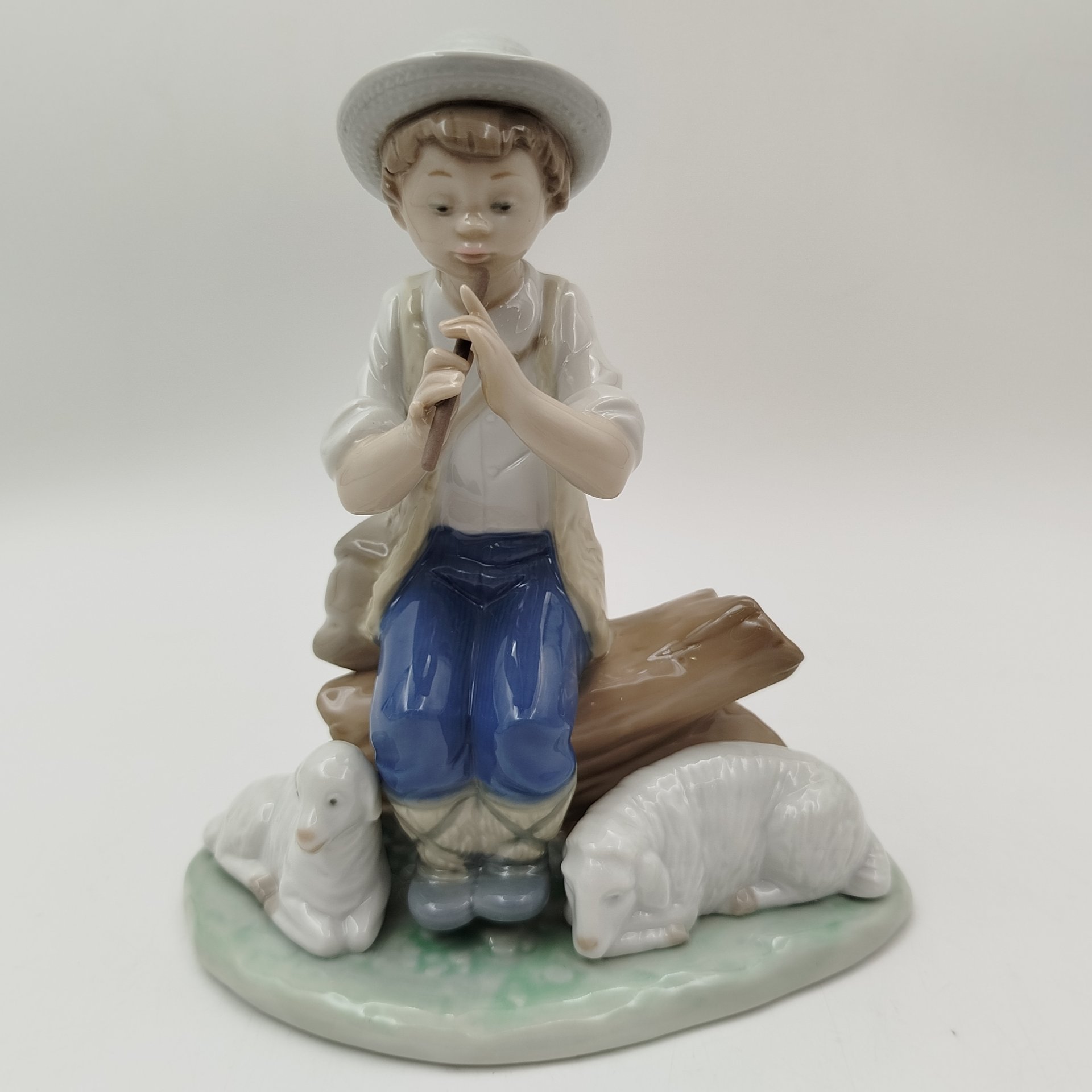 Статуэтка "Пастушок с овцами", NAO Porcelain, фарфор, роспись, Испания, 1987 г.