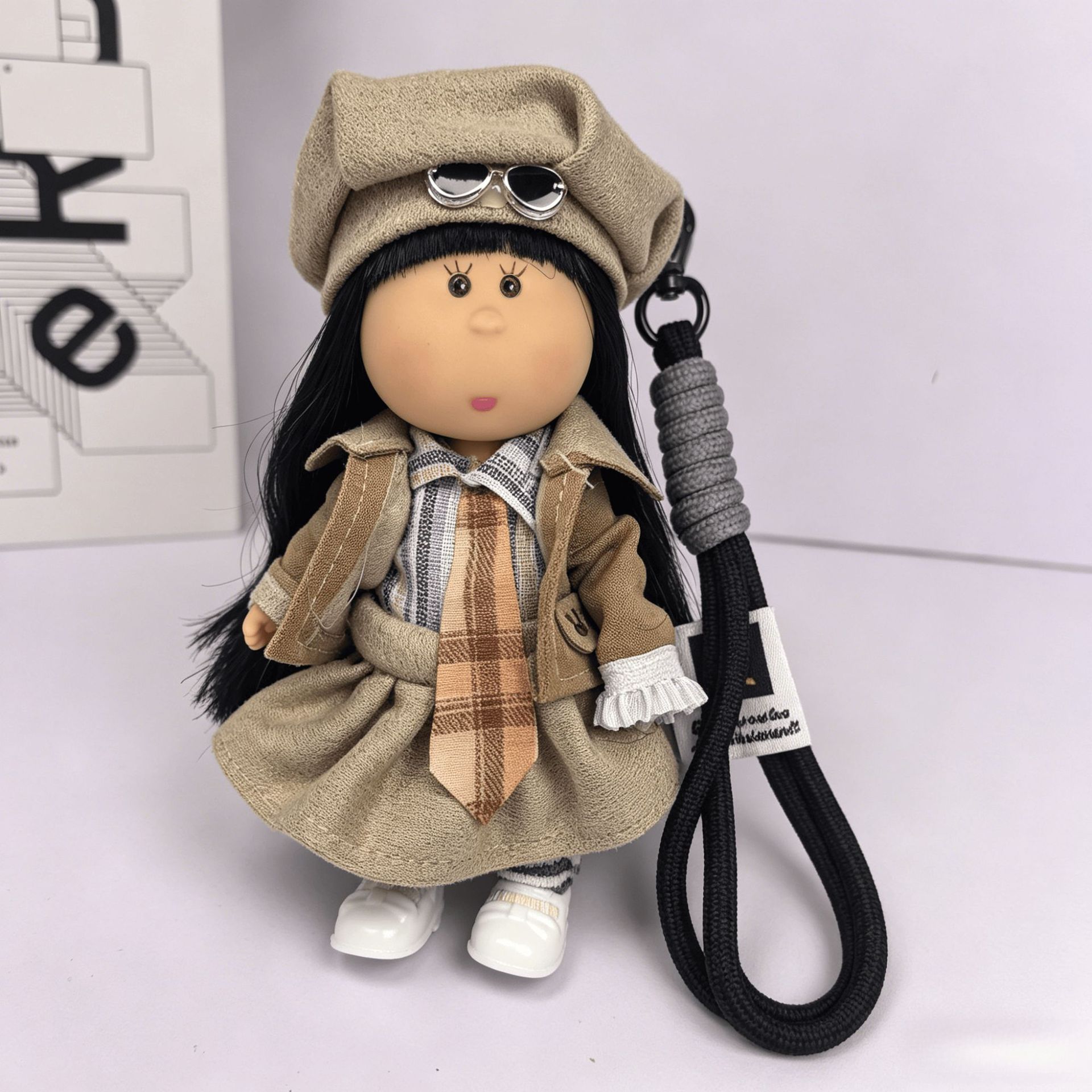 Плюшевая кукла в одежде декоративный подвес для украшения стильных женских сумок размер 14 см