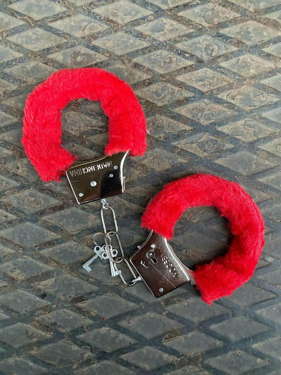 Наручники сувенирные металлические с мехом красный, 2 ключа, для веселой вечеринки, обхват до 18.5 см