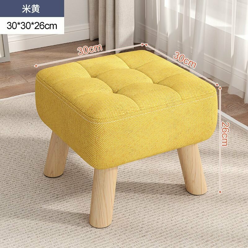 Низкий табурет, маленькая табуретка в домашней гостиной
