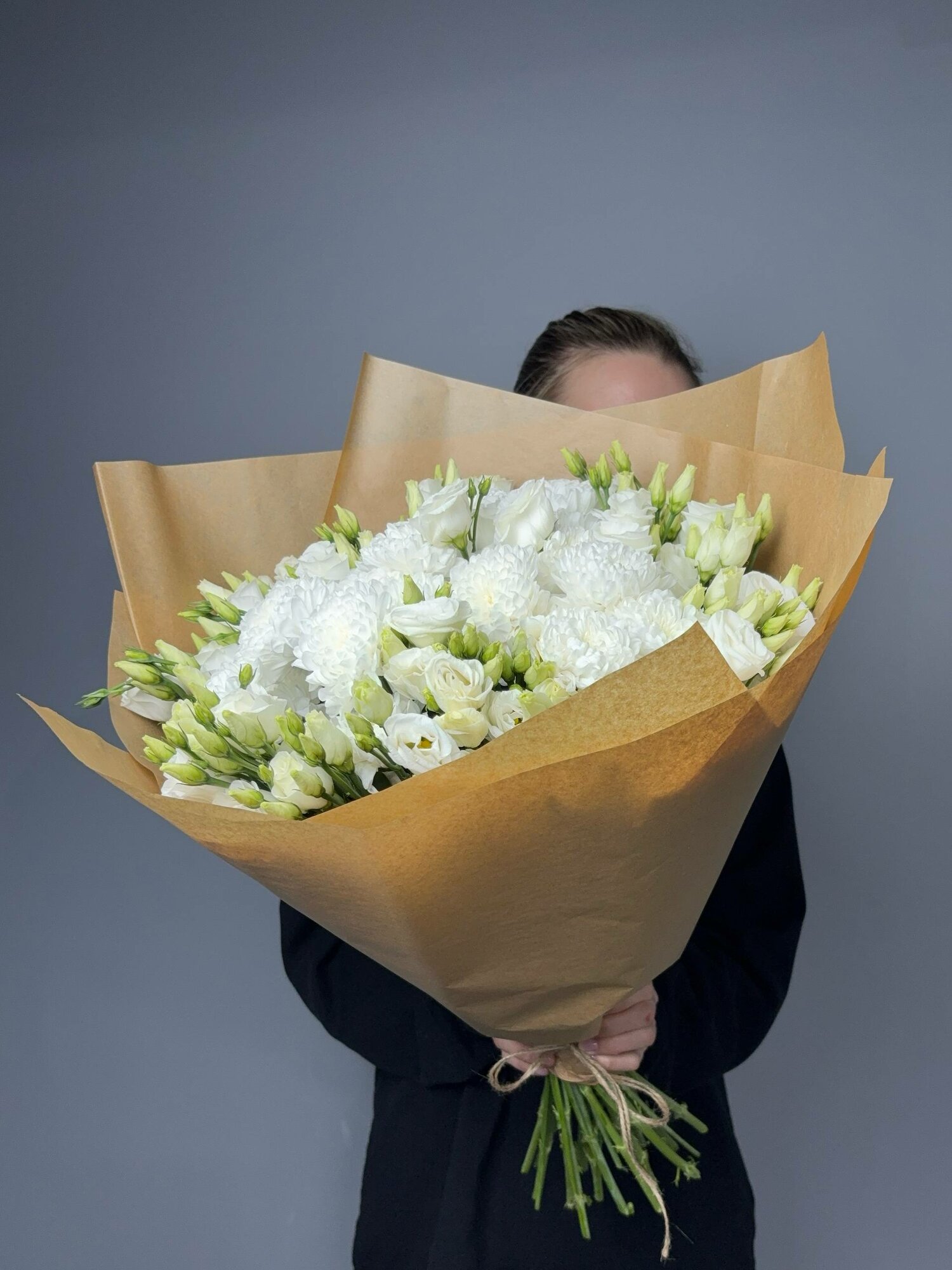 FRESH FLORA Снежная Симфония: хризантемы и эустома – купить нежный белый букет с доставкой