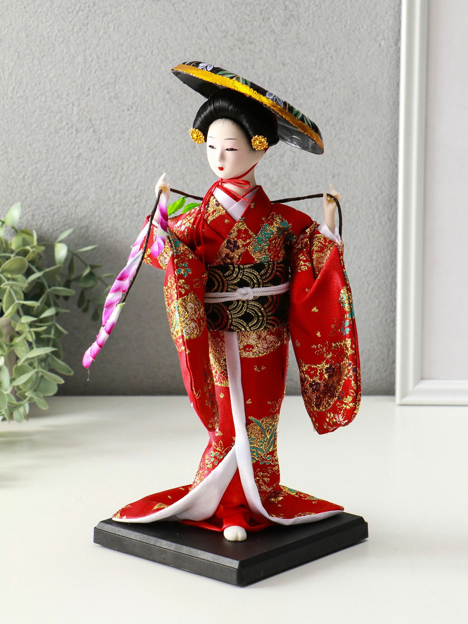 Кукла коллекционная "Японка с цветочной ветвью и в шляпе", 30 см