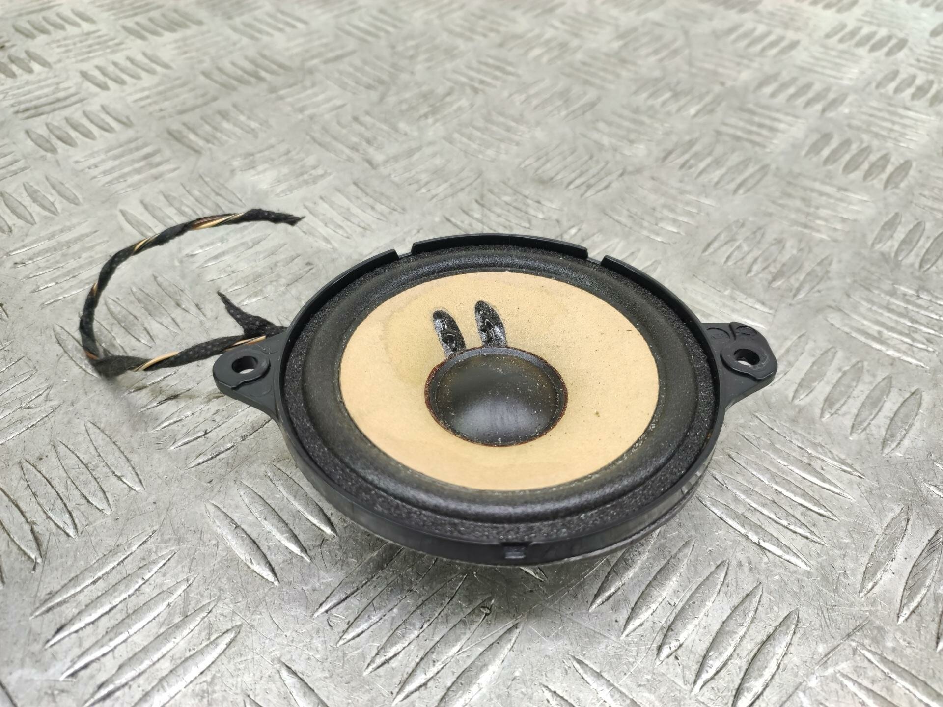 Динамик торпедо Audi A4 B9 2017 90010014204