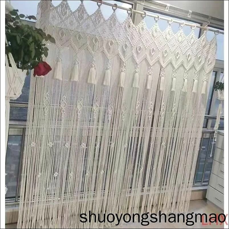 Шторы из макрама в богемном стиле украшают стены