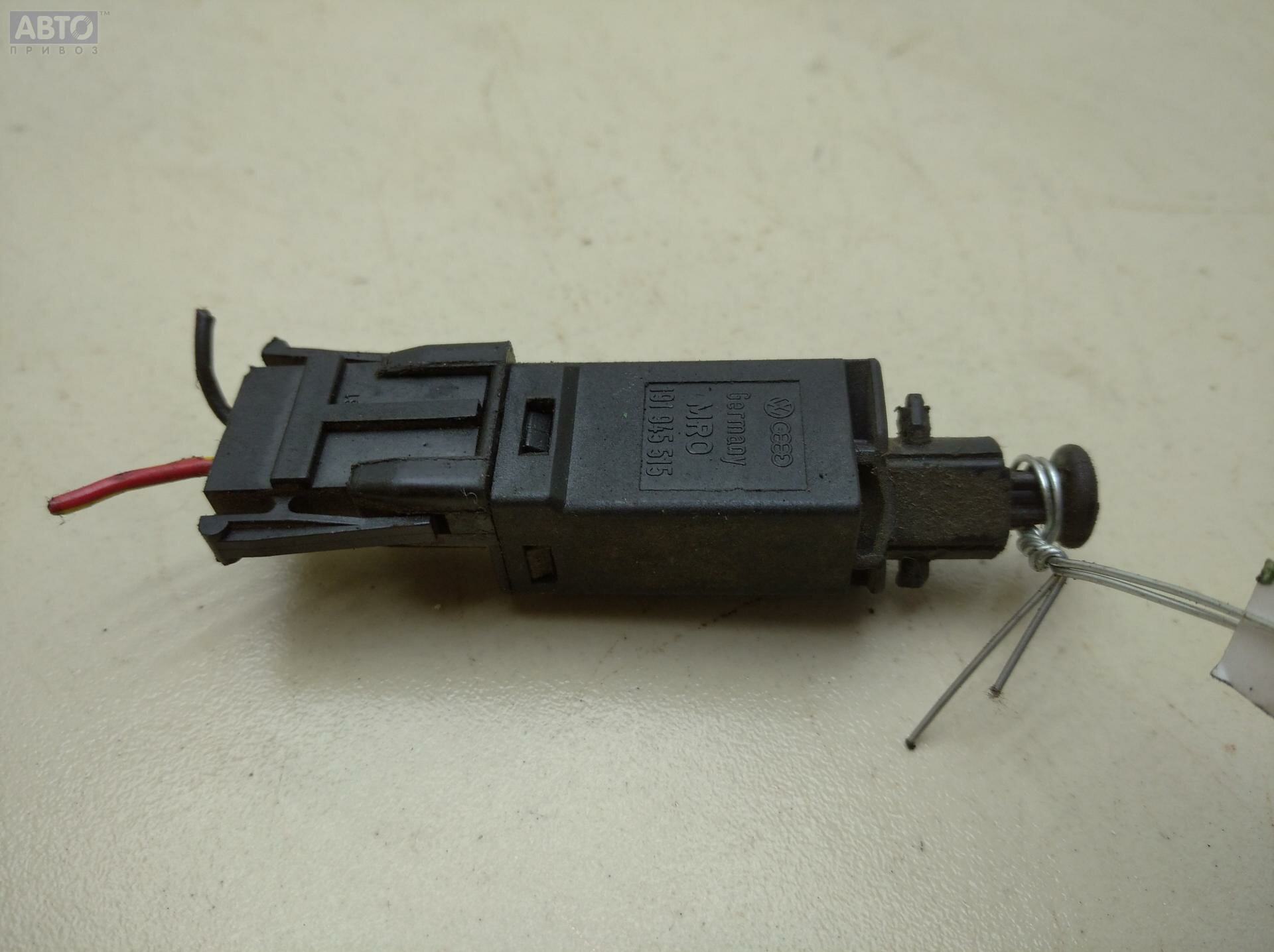 Датчик (включатель) стоп-сигнала Volkswagen Transporter T4