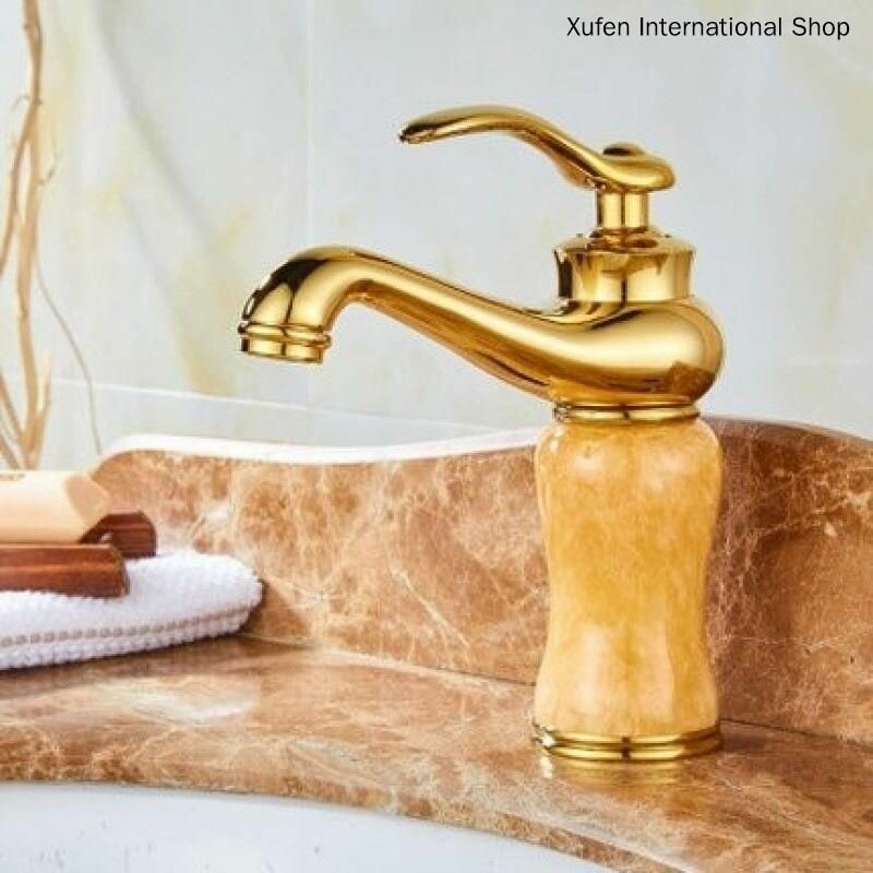 Нефритовый смеситель для ванной комнаты. Изготовлен из меди и натурального белого нефрита. Смеситель для смешивания горячей и холодной воды