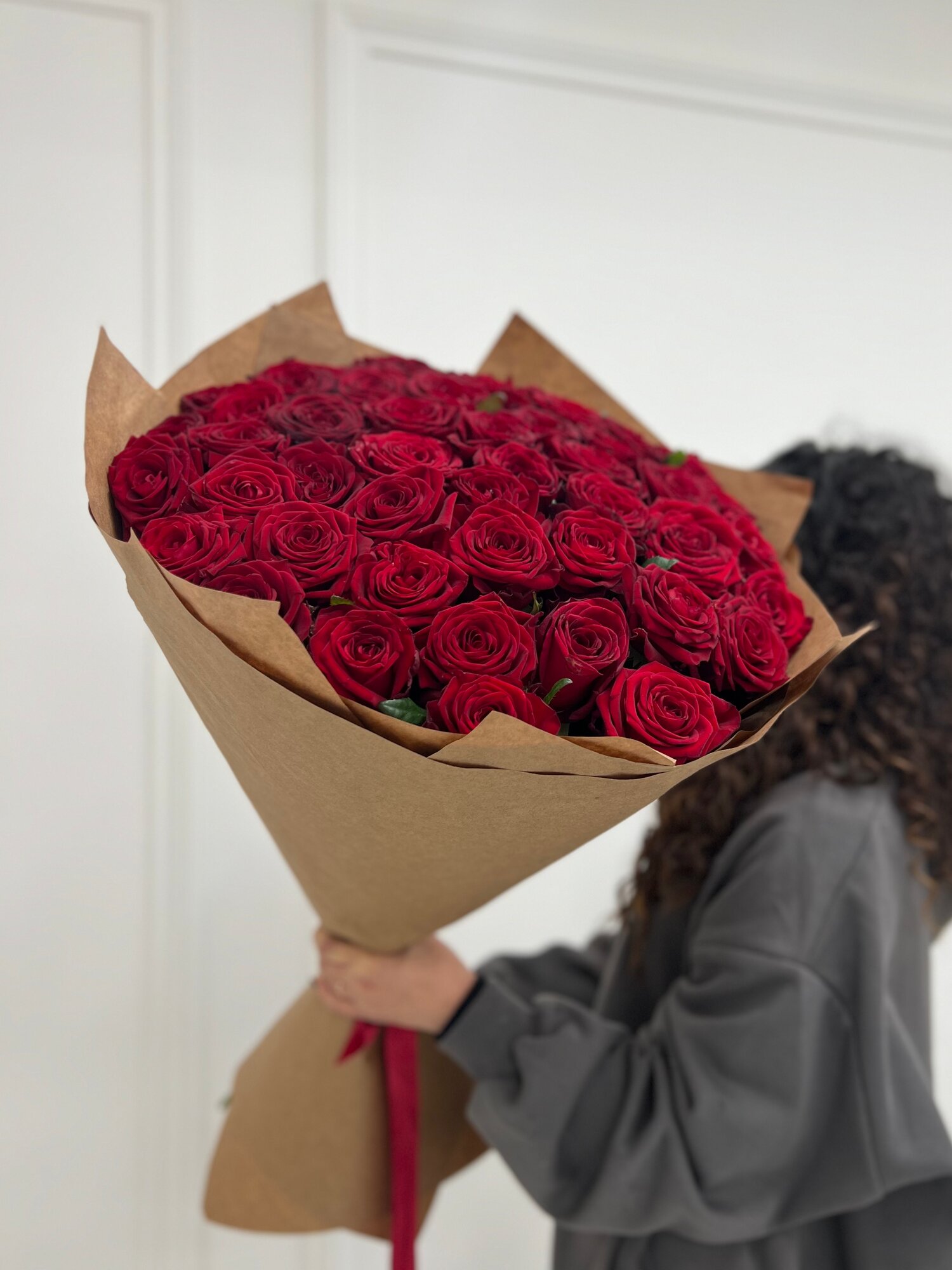 Гламелия цветы «Королевский бархат»: 51 роза Red Naomi в крафте – купить свежие цветы с доставкой в Москве