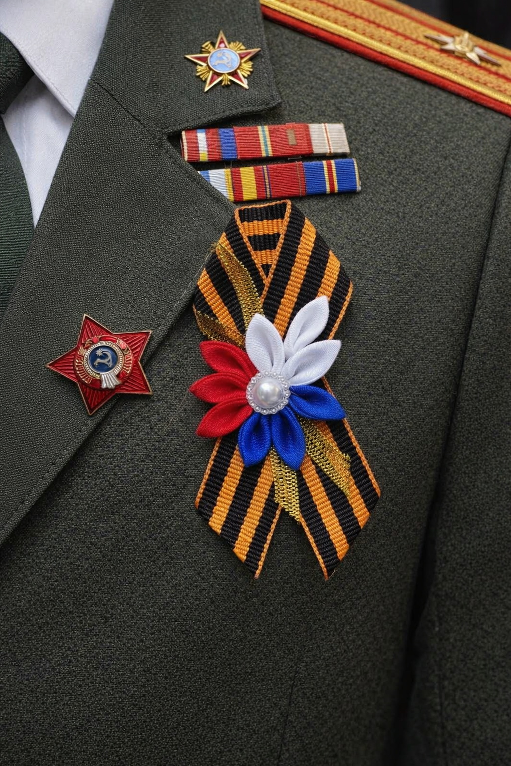 Георгиевская брошь с лентой