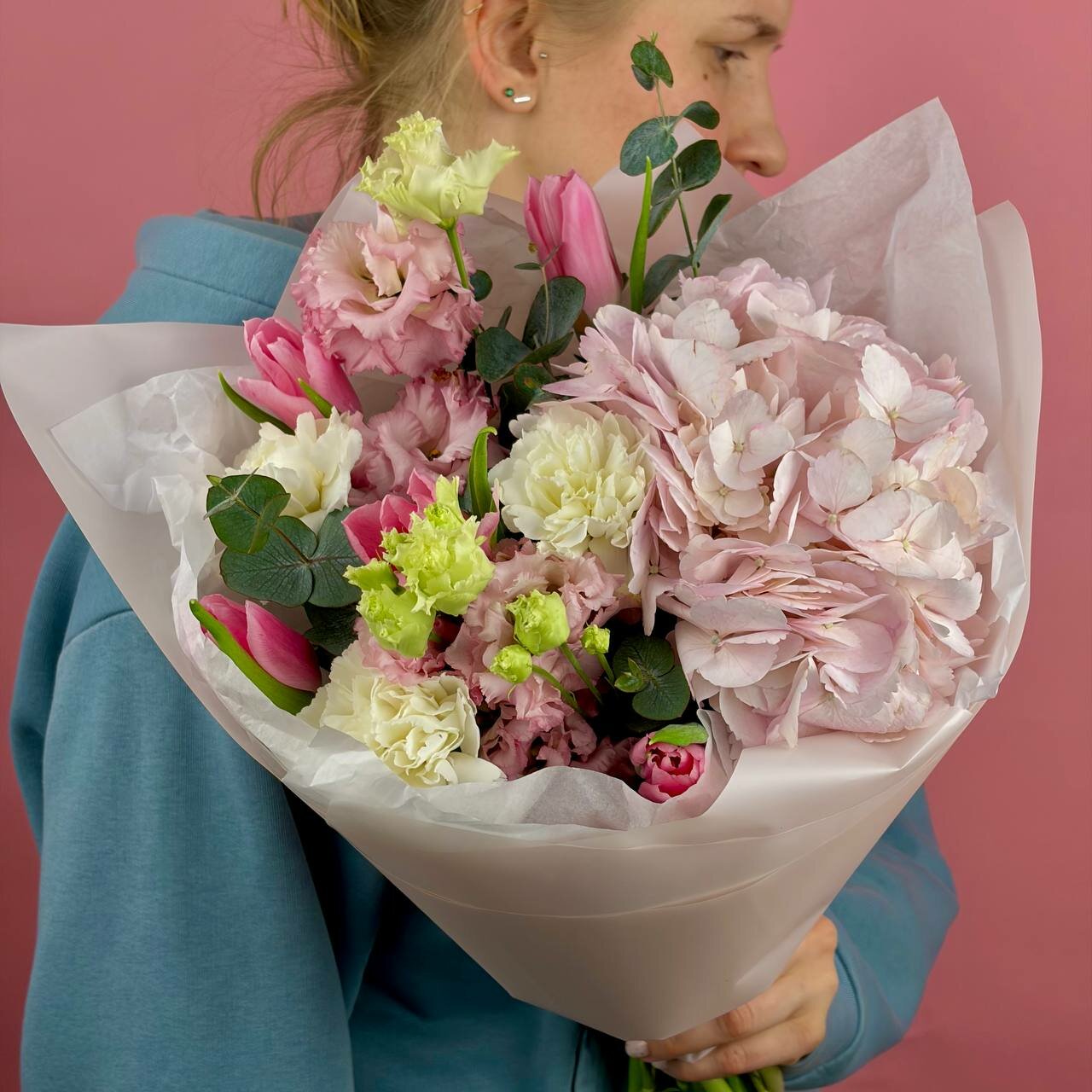Сборный розовый букет с гортензией, весенними тюльпанами и нежной эустомой