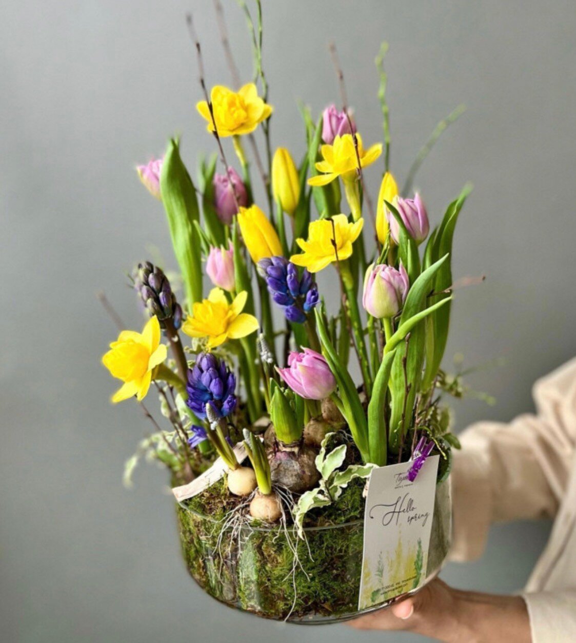 Букет первоцветов в вазе, весенний микс (нарциссы, тюльпаны, гиацинты, ирисы)