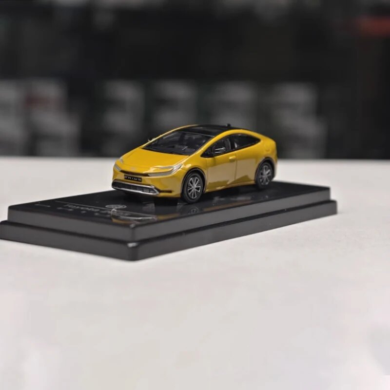 Модель автомобиля Welly Toyota Prius 1:64, цвет Right rudder