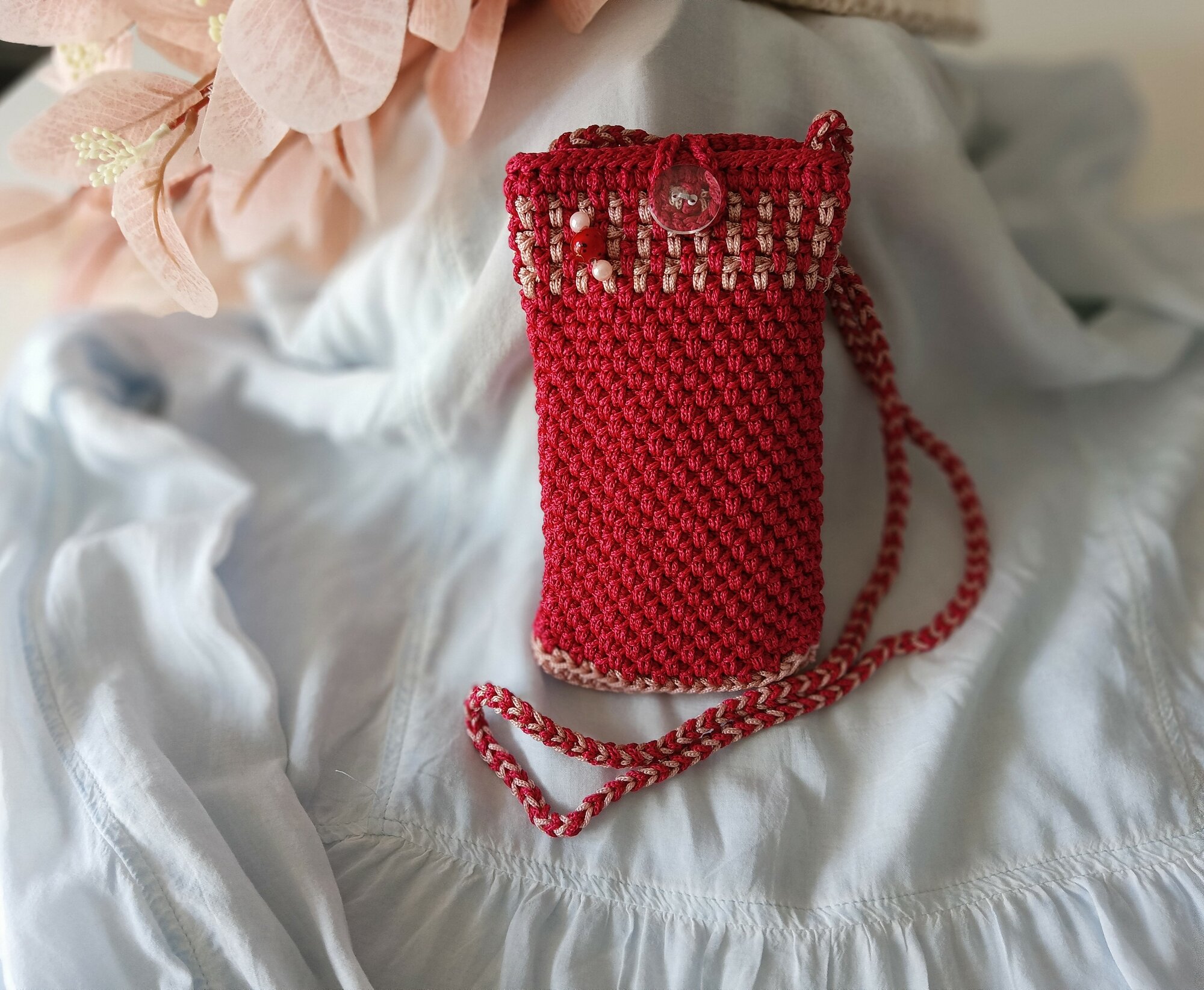 Стильный чехол для смартфона через плечо, вязаный, ручная работа, полиэстер. Цвет красный .