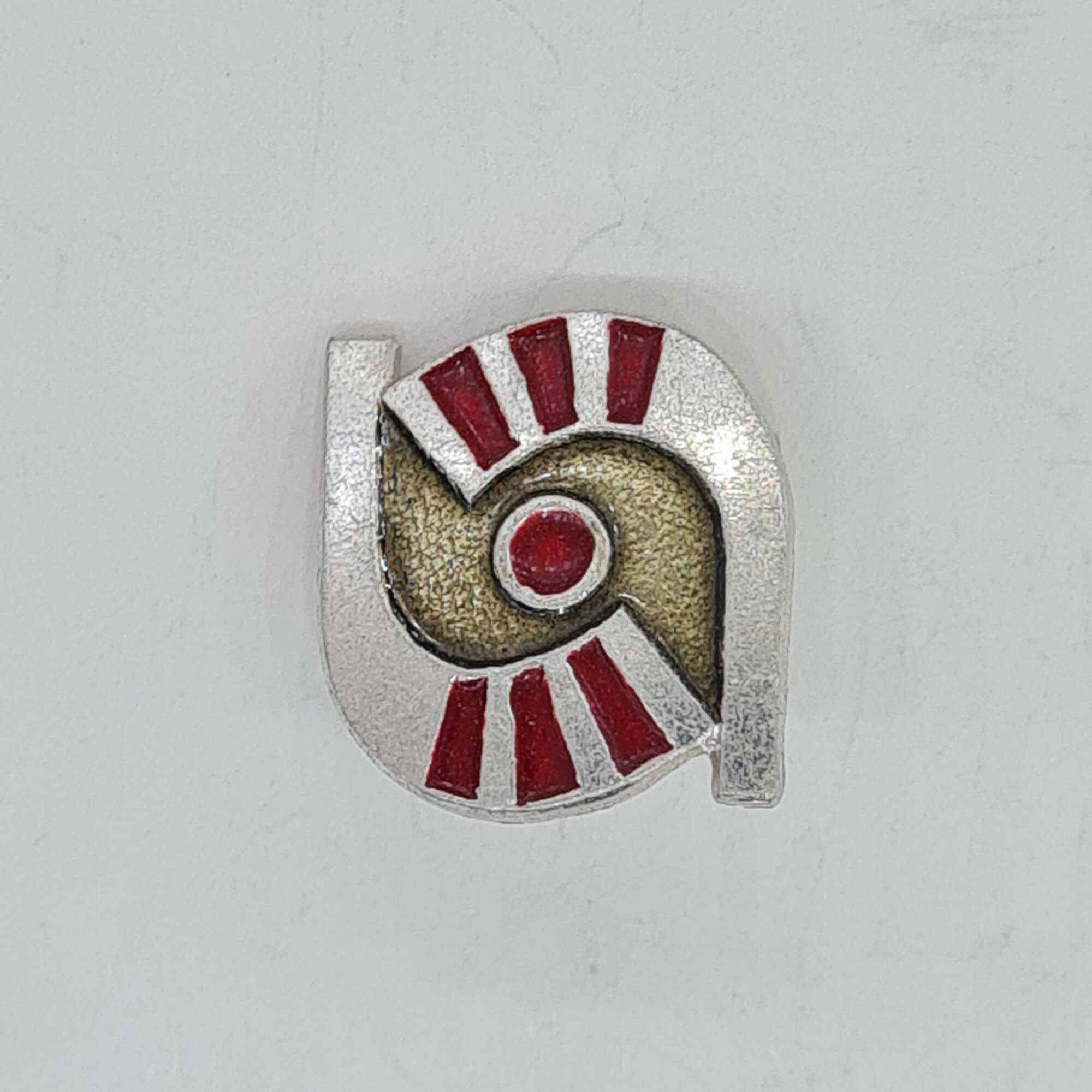 Значок СССР красный круг и лучи на золотистом фоне, эмаль металл, советский и винтажный