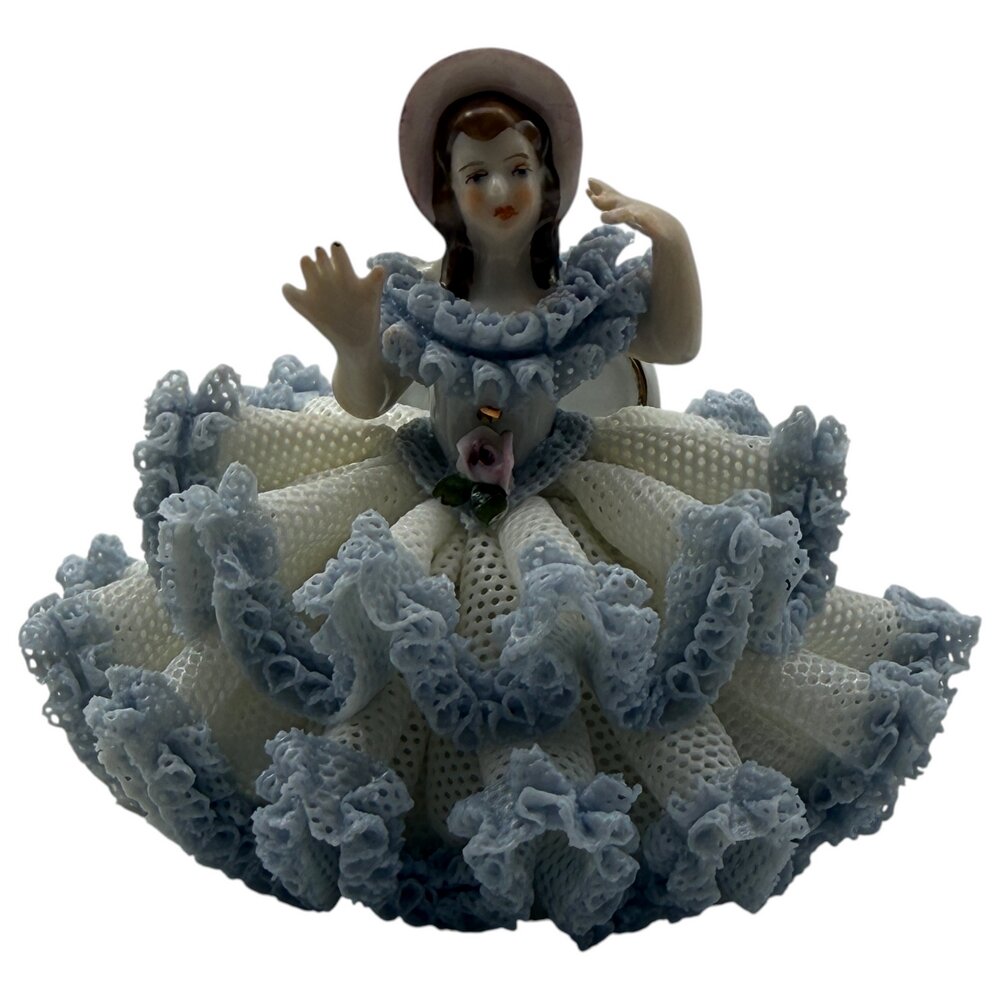 Статуэтка "Девушка в шляпке", 7 см, кружевной фарфор, 1950-1970 гг, Дрезден, Германия