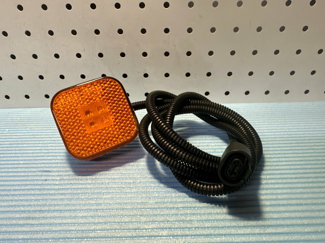 Фонарь габаритный LED с кабелем МАН (MAN)