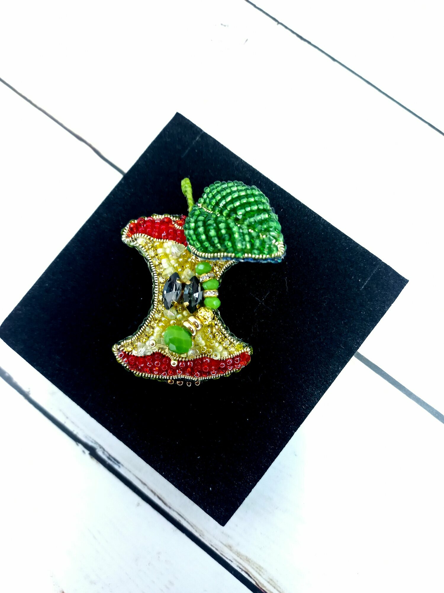 Брошь, стекло