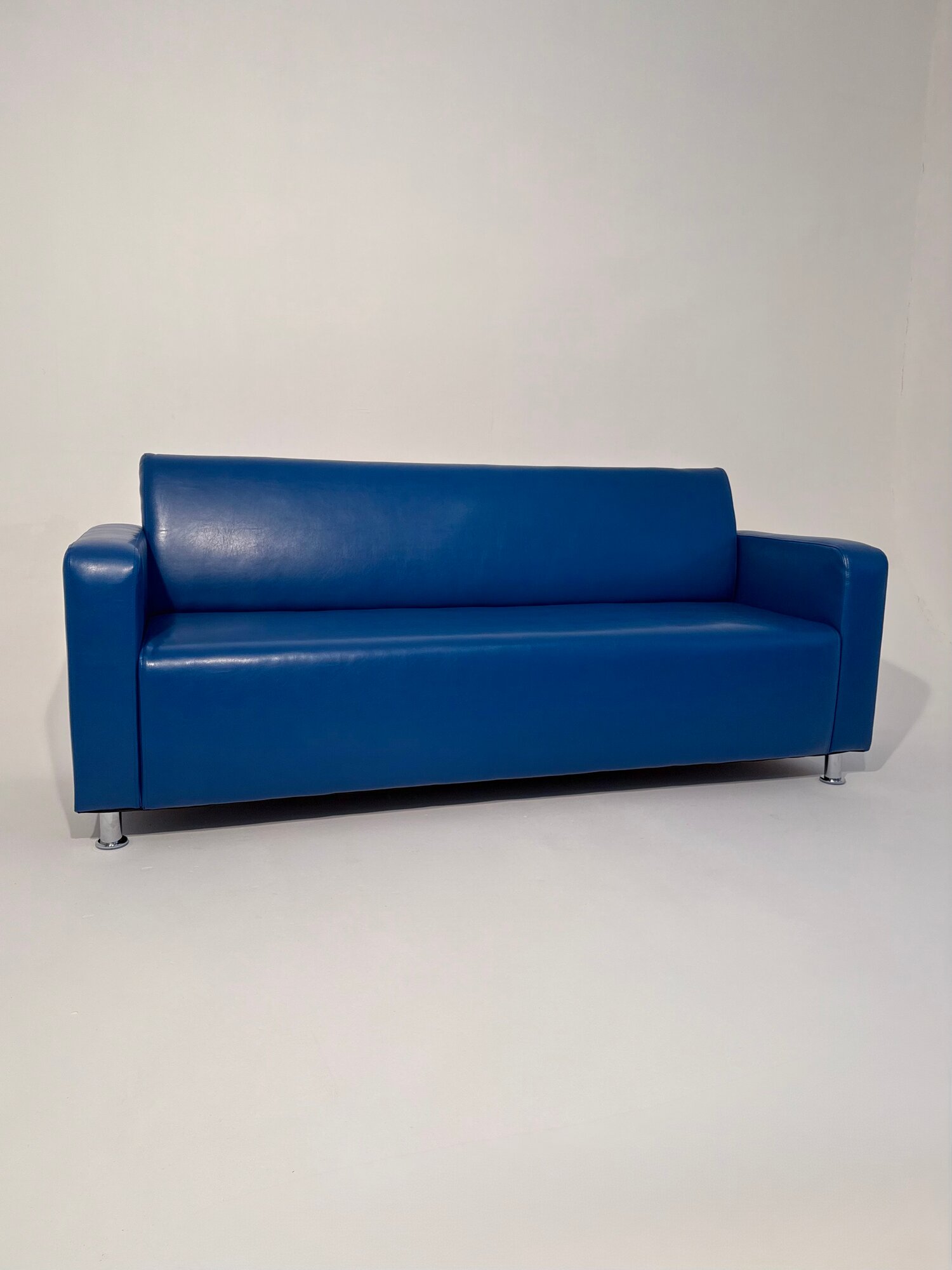 Диван офисный Платинум, механизм Нераскладной, 200х67х82 см, синий глянцевый