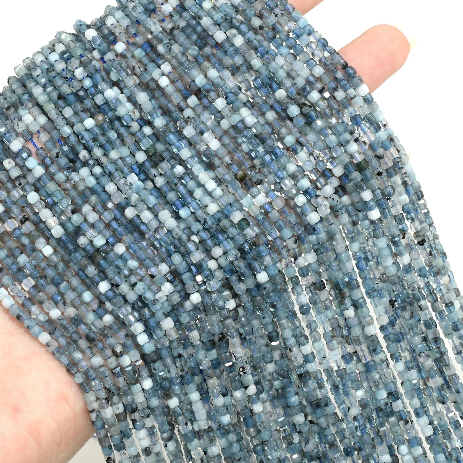 Натуральный аквамарин с черным турмалином, ограненный куб, 2,2 мм