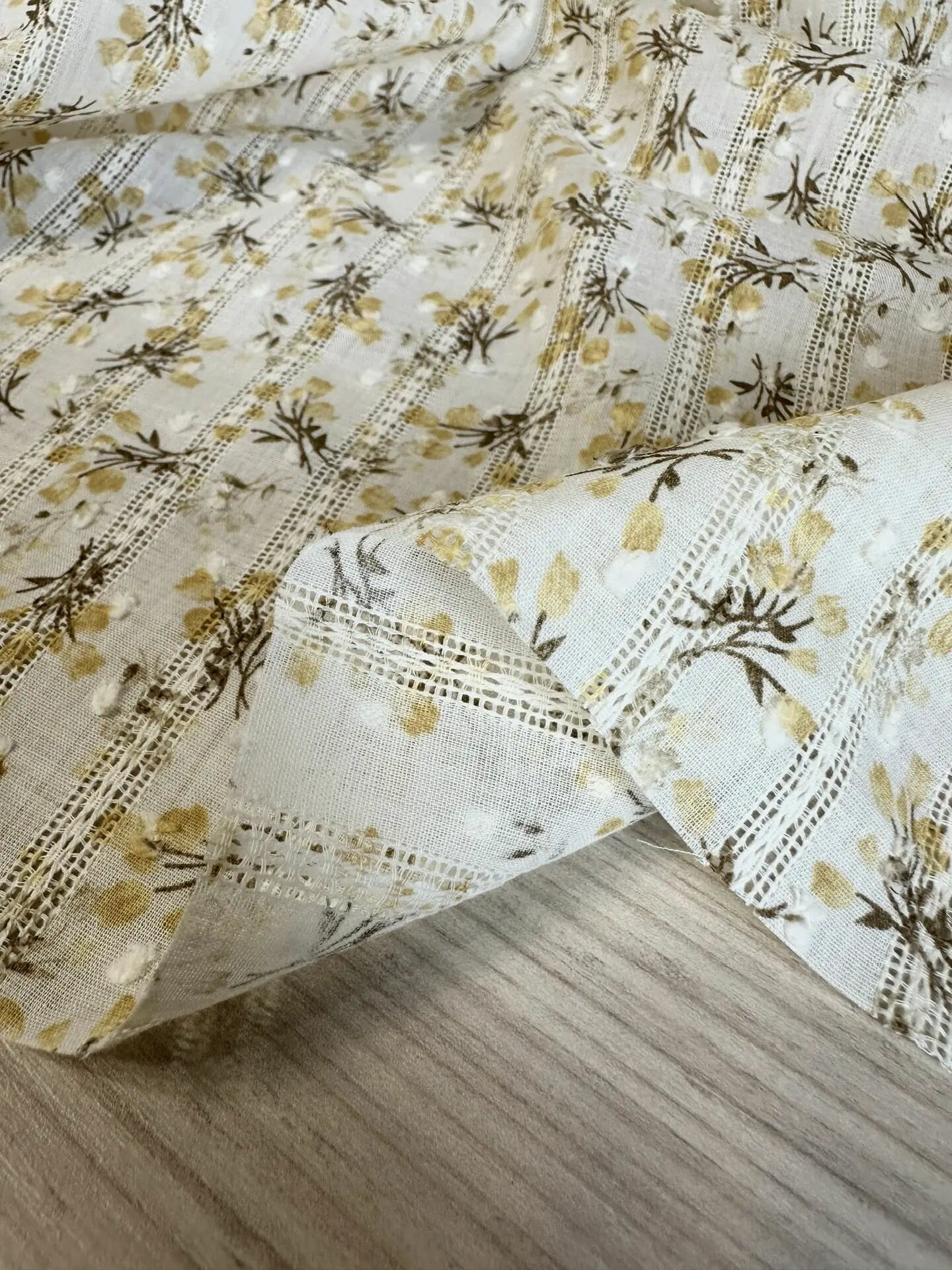 1,5м. Батист с вышивкой и мережкой, ткань для шитья и рукоделия. Хлопок 100% . Бежевый с желтыми букетами. Плотность 90, ширина 140 см.