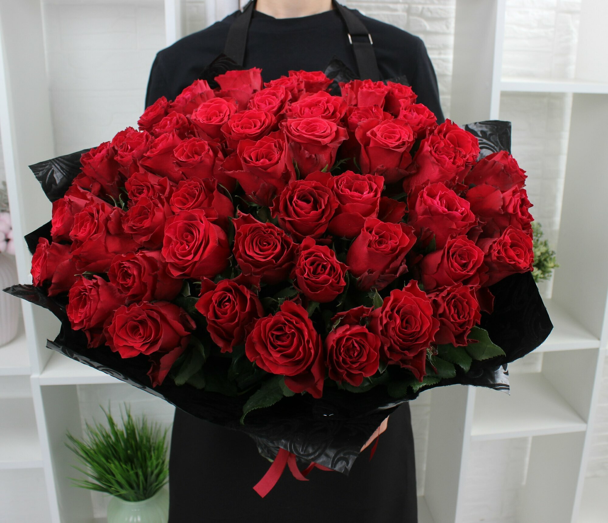 Монобукет THE FLOREAL красная роза 51 штука, высота 60 см, с бантом