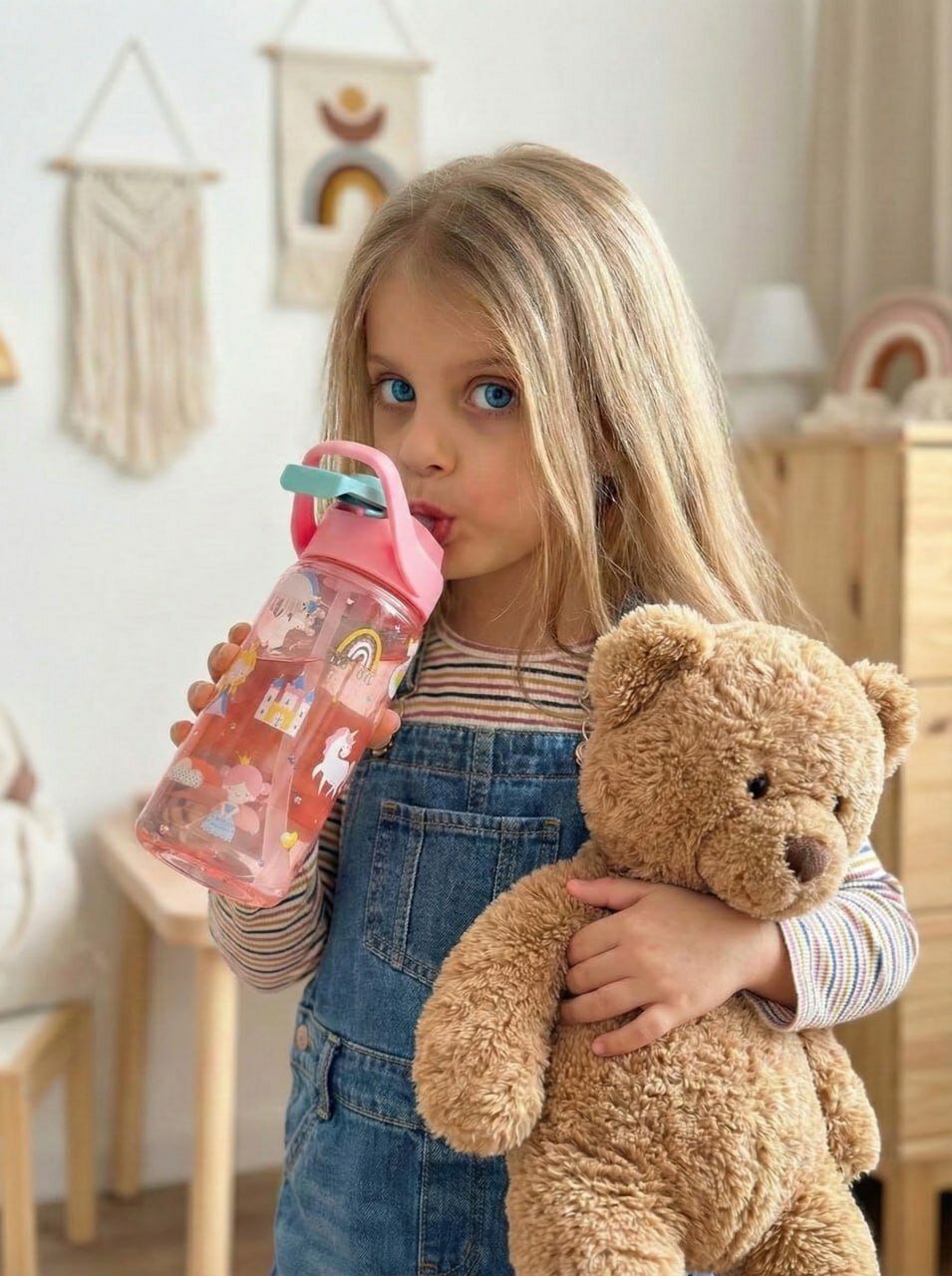 Бутылка для воды детская в садик и школу 550 мл для девочек с трубочкой матовая спортивная розовая принцессочная