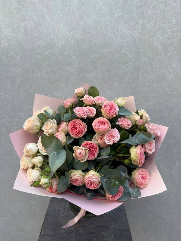 Монобукет из девяти кустовых роз микс с добавлением эвкалипта