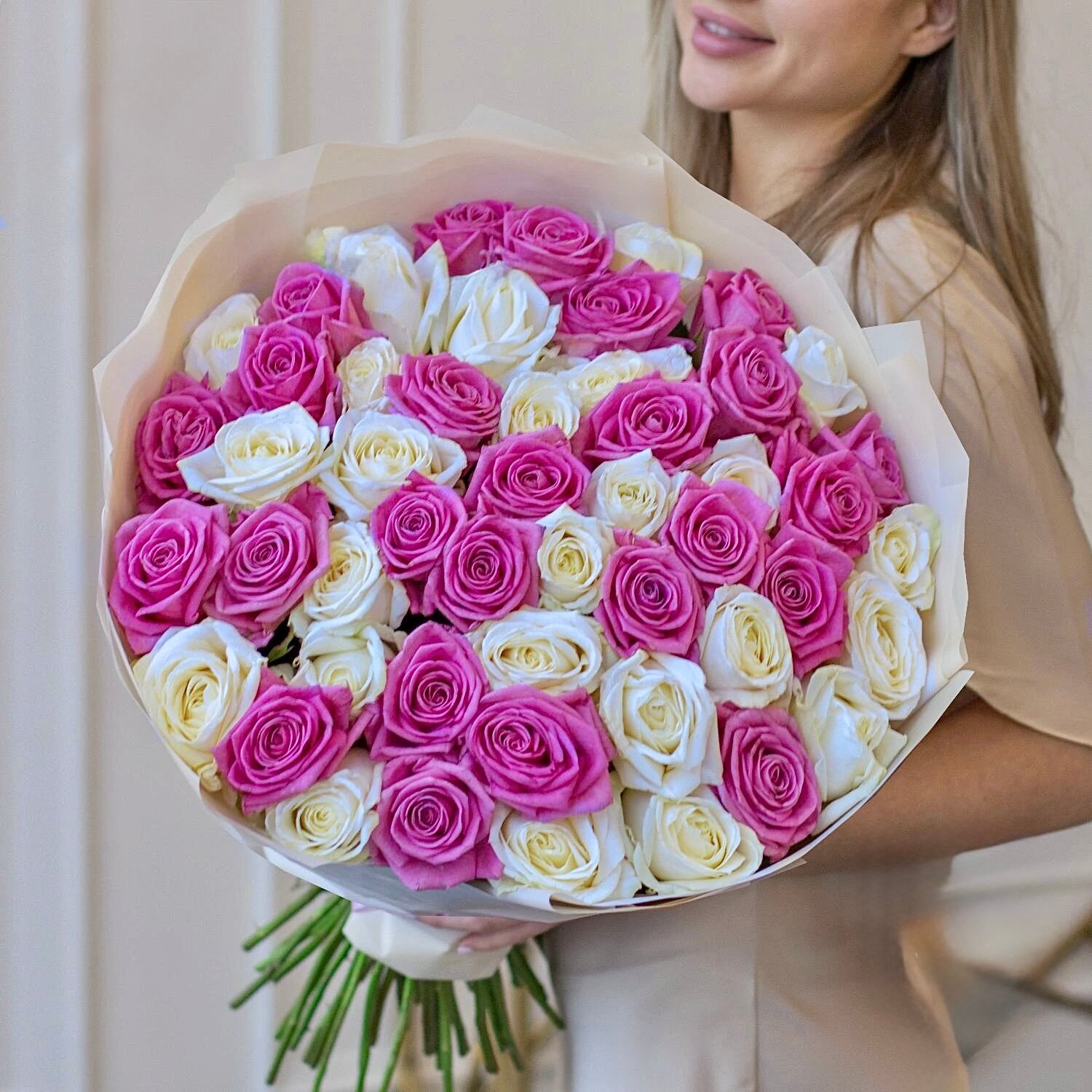 Монобукет большой "Микс белых и лиловых роз", в упаковке с лентами, 49 шт