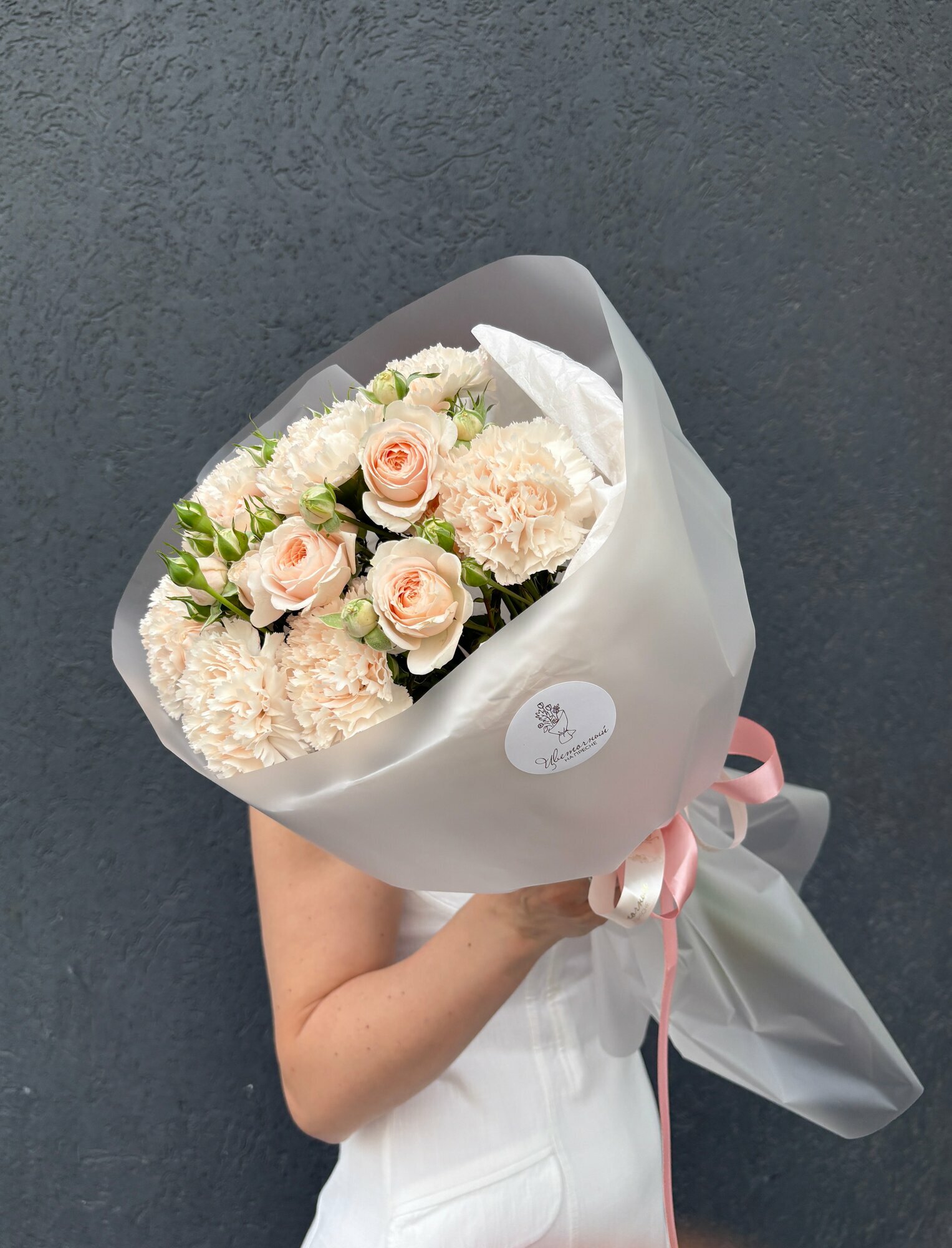 Букет живых цветов из ароматных роз и диантусов "Сливочное Мороженое", сливочные оттенки, букет