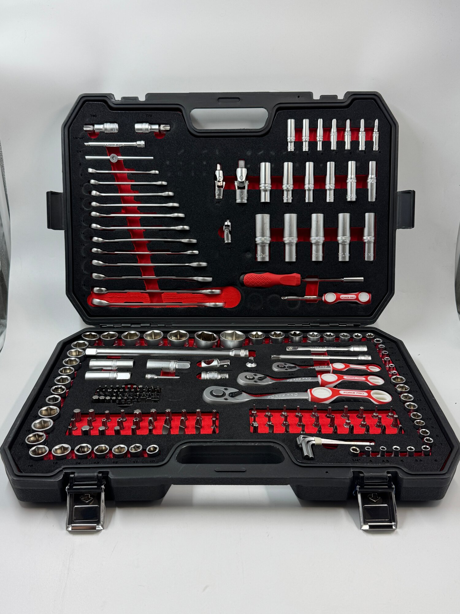 Набор инструментов FORCE PRO, 216 штук, трещотка 1/2", 1/4", 3/8", универсальный, для дома, для автомобиля 11CGC-EVA216