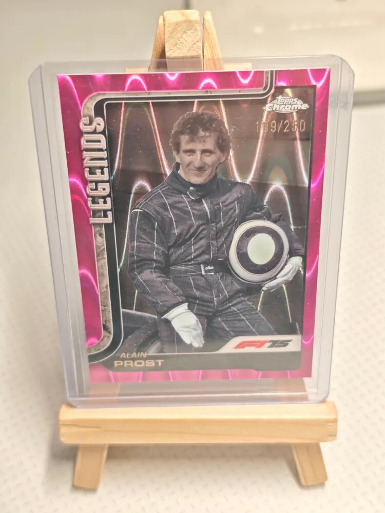 Коллекционная карточка Topps 2025 Turbo Attax F1 Racing Car с пронумерованным ограниченным тиражом ALAIN PROST 109/250