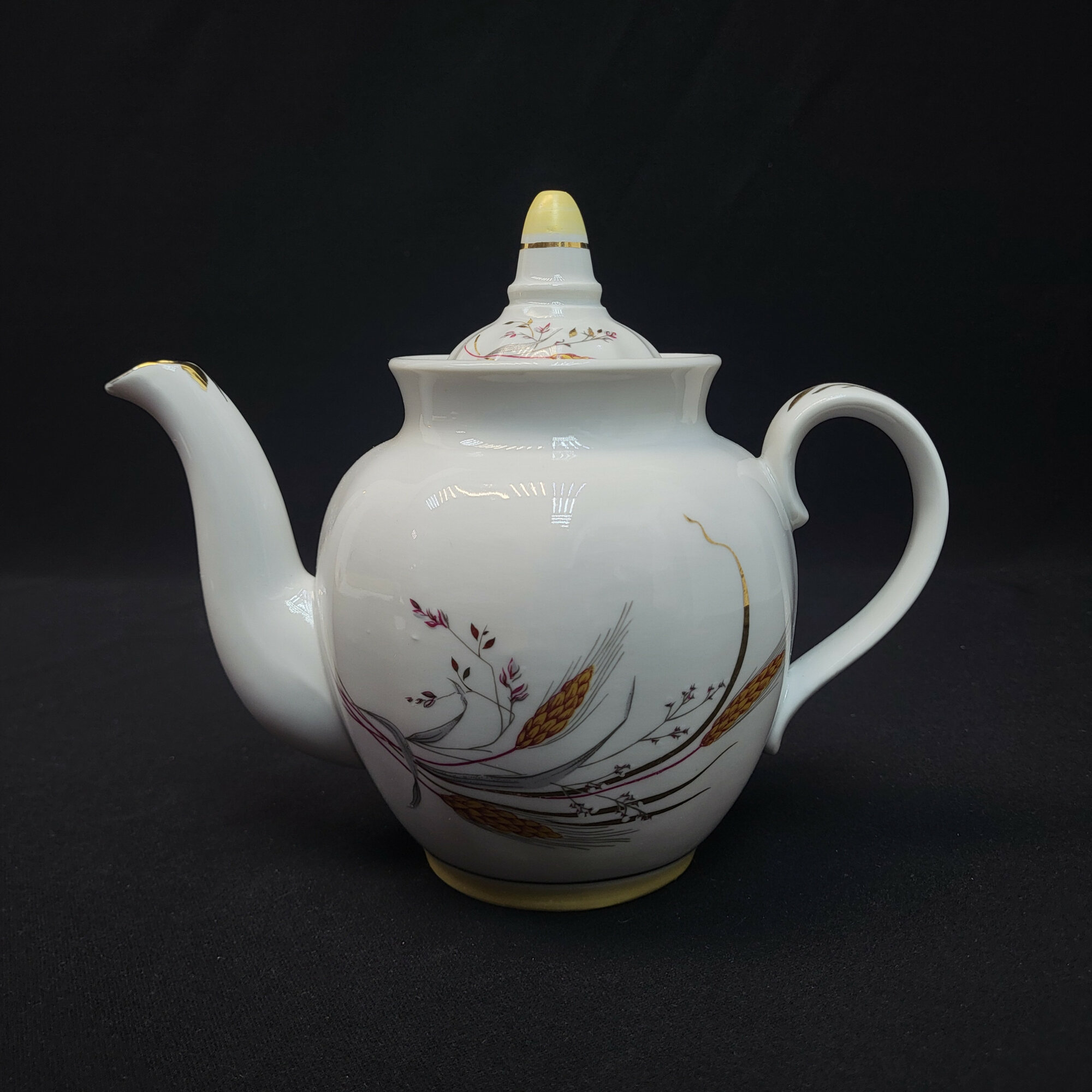 Чайник заварочный винтажный, СССР. Фарфор, с ситечком, декор с колосьями и золотистым узором