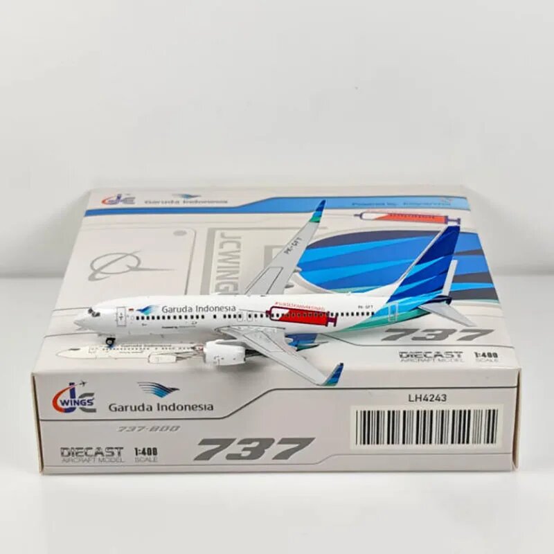 Модель самолета HYINUO Garuda Indonesia B737-800 1:400