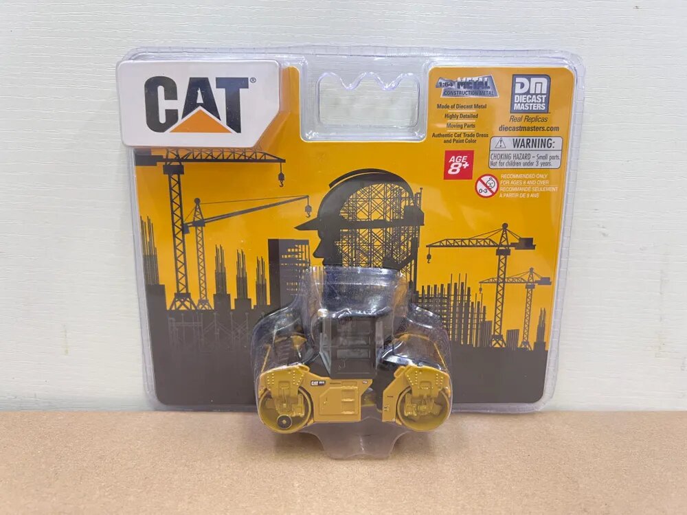 DM 1:64 Caterpillar CAT Дорожный каток, экскаватор и погрузчик в блистерной упаковке Модель инженерной техники из сплава CB-13 84641CS