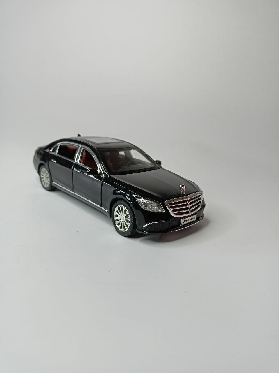 Коллекционная машинка игрушка металлическая Mercedes-Benz E-300eL масштаб 1:24 черный ZH