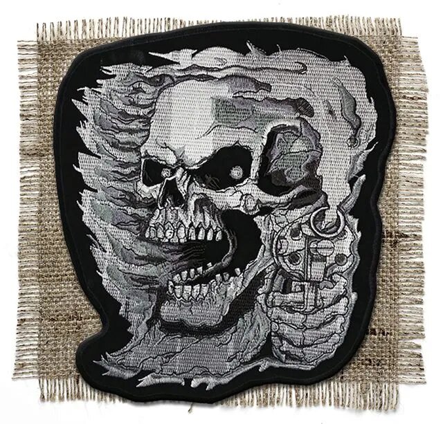 Большая нашивка на куртку, патч, шеврон байкерский, нашивка на спину череп пистолет 23х25см
