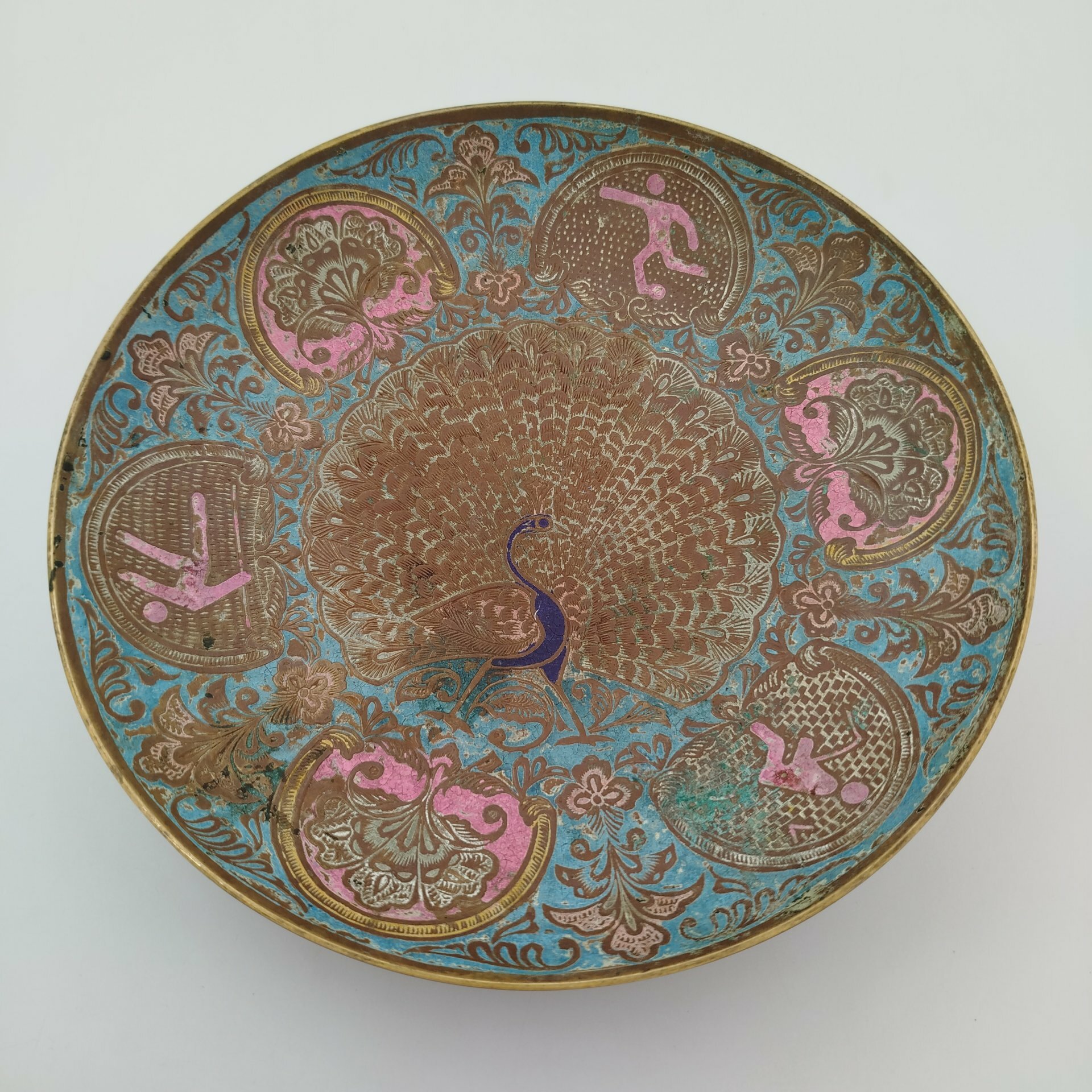 Блюдо, украшенное изображением павлина, и олимпийских дисциплин, латунь, Индия