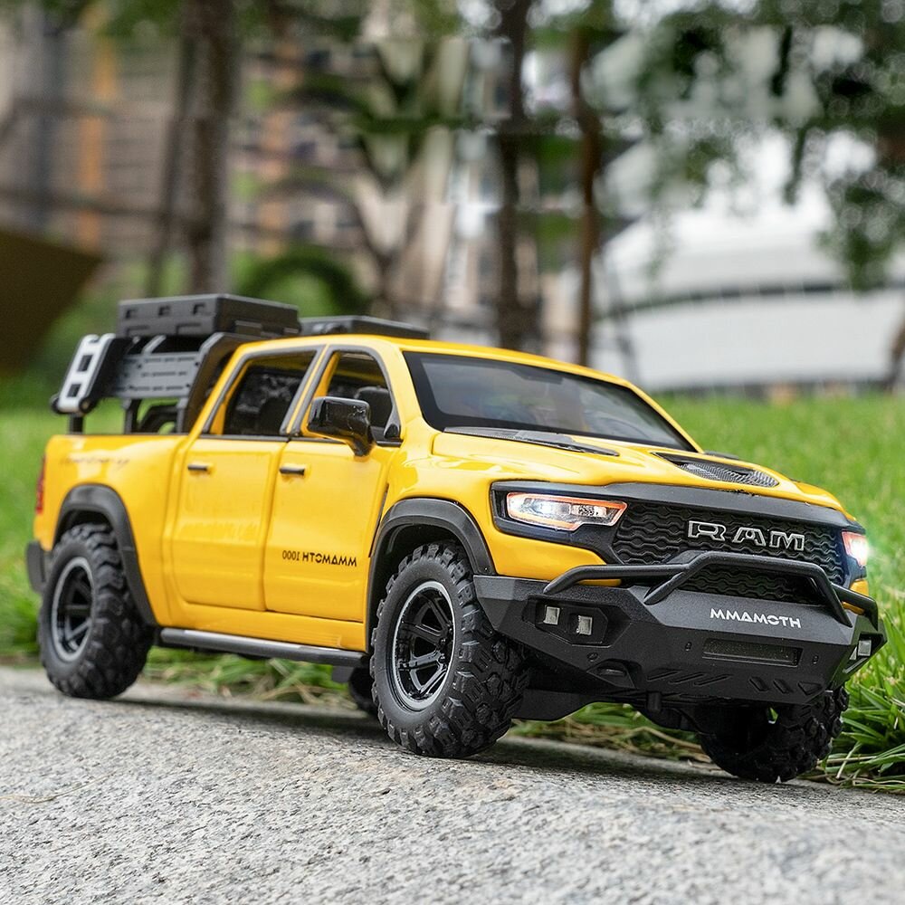 Машинка металлическая RAM 1000 TRX (1/32)инерционная с открывающимися дверьмисо световыми и звуковыми эффектами