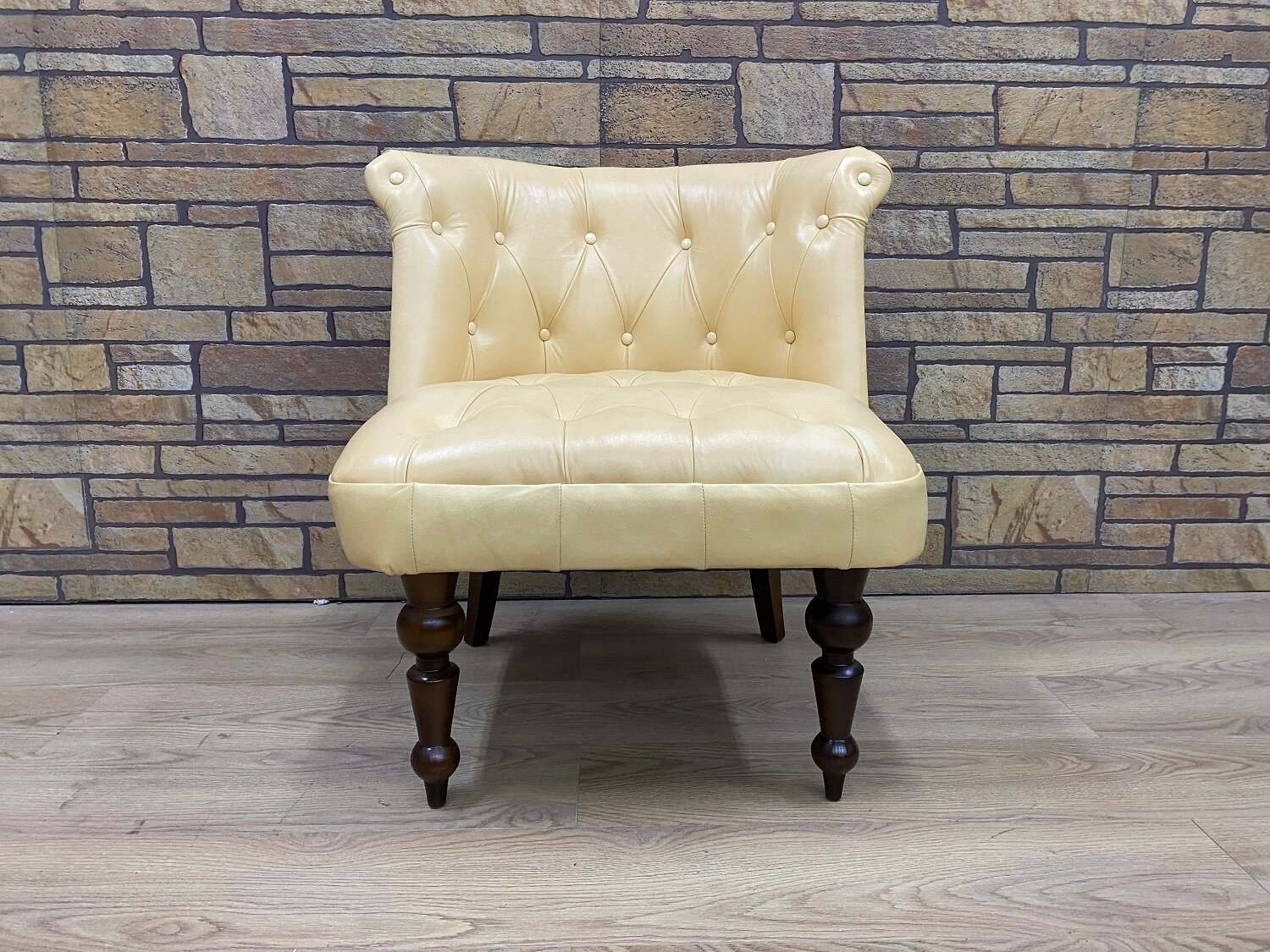 Кресло GRUPPO 396 гест размер: 70 х 70 см, натуральная кожа цвет бежевый + компаньон, опоры цвет темный орех