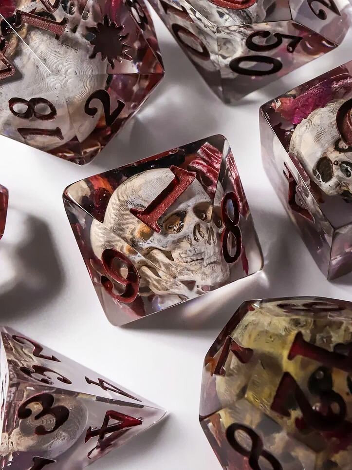 Набор дайсов, игральные кубики ручной работы с черепами внутри, дайсы кости с костями для ДнД, DnD, НРИ, 7шт