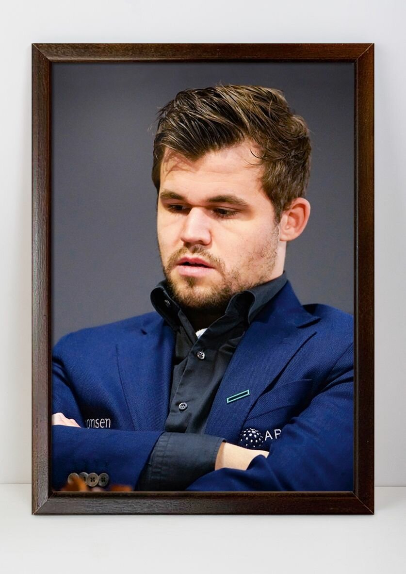Портрет шахматиста Магнуса Карлсена в рамке под дерево / А-4 (21x30 см.)