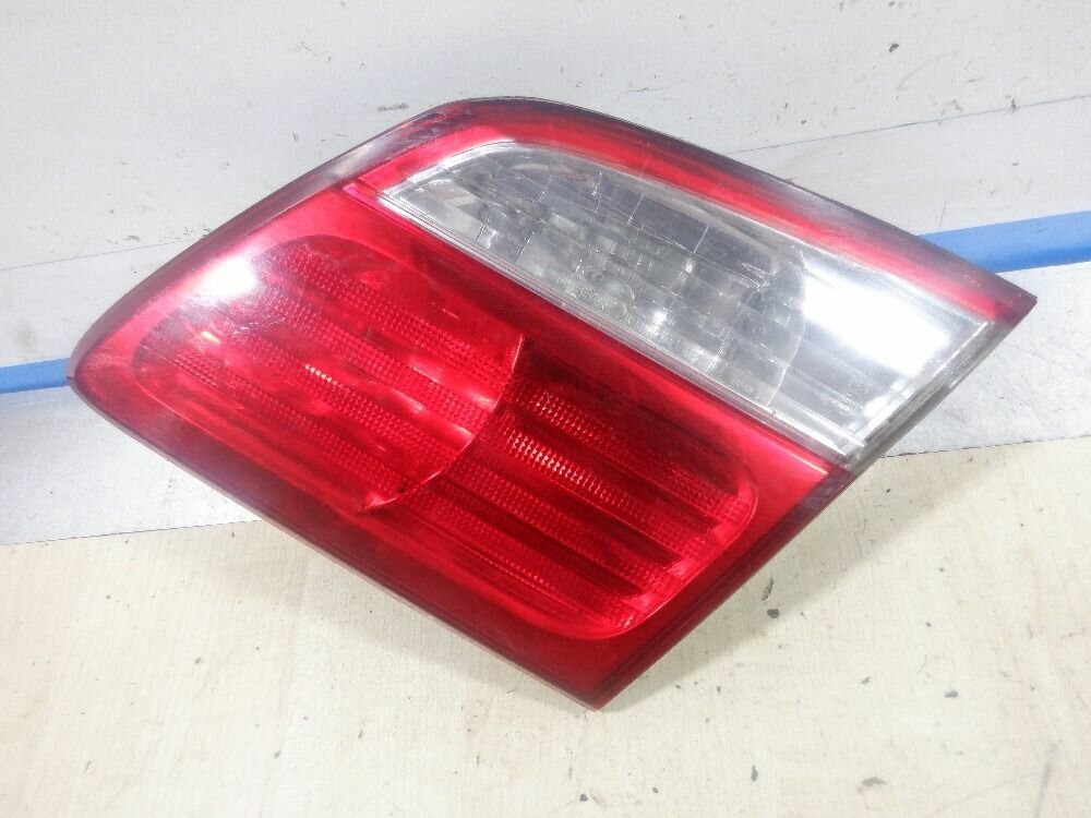 Фонарь задний внутренний правый Nissan Maxima A33