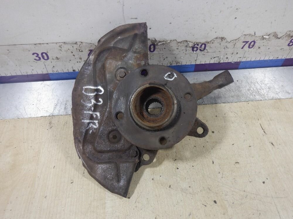 Кулак передний правый VW Passat B3 357407256C