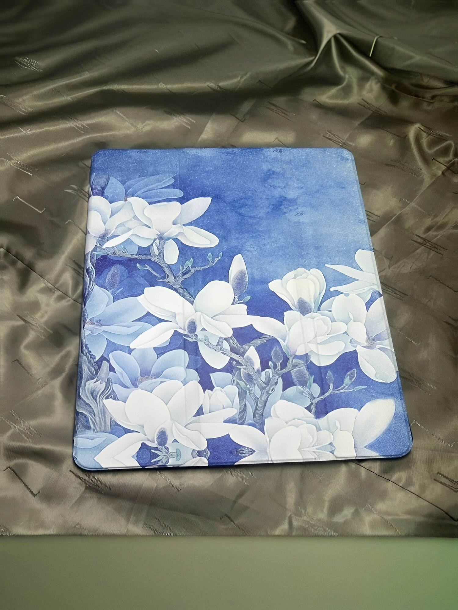 Чехол на Xiaomi Pad 6 / Pad 6 Pro / Ксиаоми Пад 6 2023 года, 11 дюйма, белая лилия (с отсеком для стилуса)