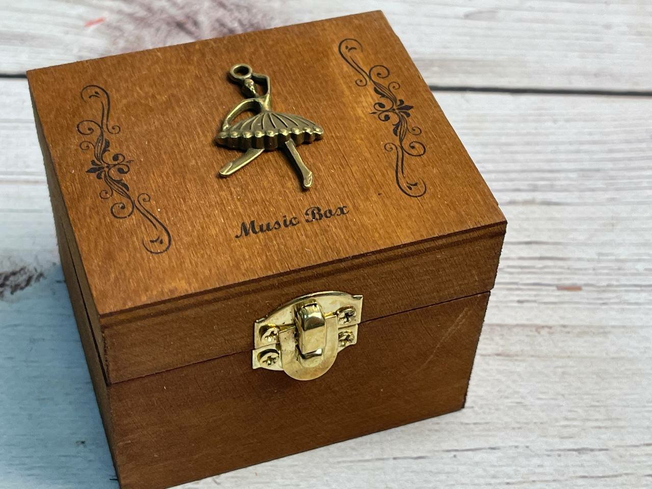 Музыкальная заводная деревянная шкатулка-шарманка из массива балерина с мелодией ROSE