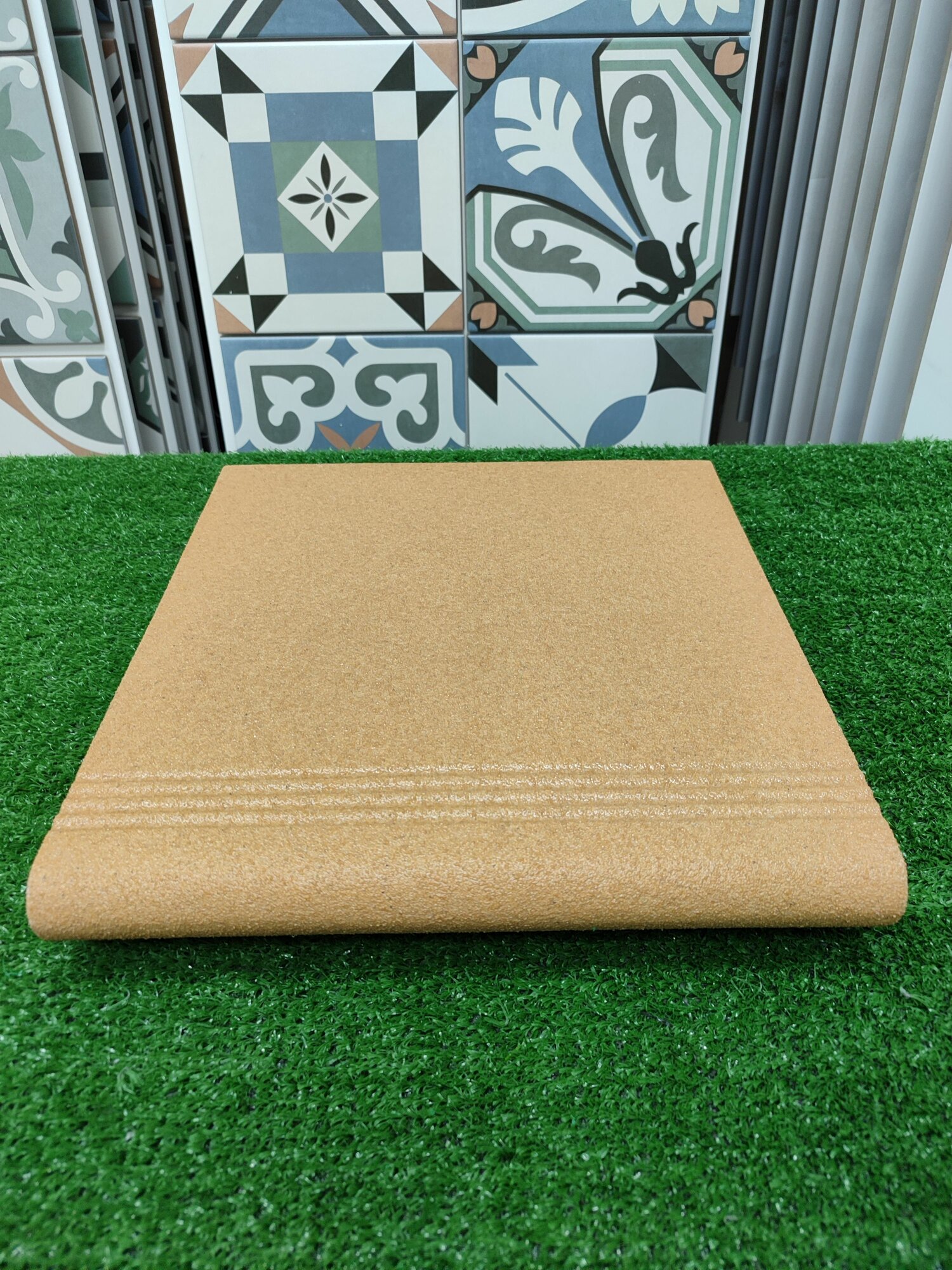 Ступень фронтальная из бетона №414 Песочная противоскользящая 300x325